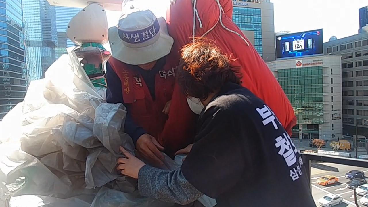 김용희 고공농성 300일, 철탑 위 해고노동자의 손을 잡다 - JNC TV